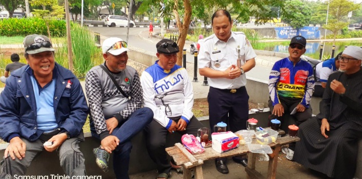 Camat Koja Menerima Sumbangan Donasi Bencana Cianjur Dari Komunitas ...